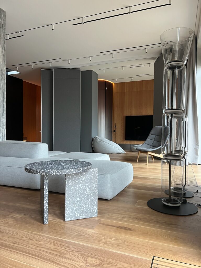 Столы из натурального терраццо камня, ручки, предметы, мебель ...