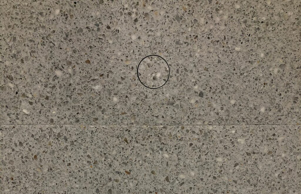 Столы из натурального терраццо камня, ручки, предметы, мебель ...